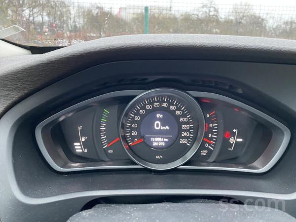 Black Volvo V40 2013 in Riga, with an engine capacity of 1.60 L and mileage of 263 thousand km for 6250 €, photo 9 on AUTOMOTO.COM.LV