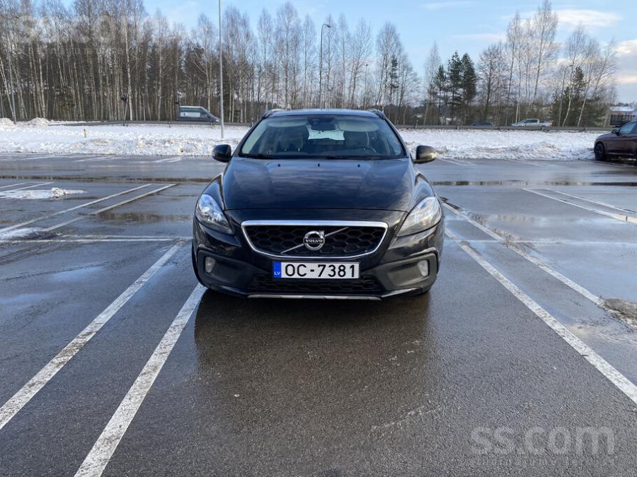 Black Volvo V40 2013 in Riga, with an engine capacity of 1.60 L and mileage of 263 thousand km for 6250 €, photo 2 on AUTOMOTO.COM.LV