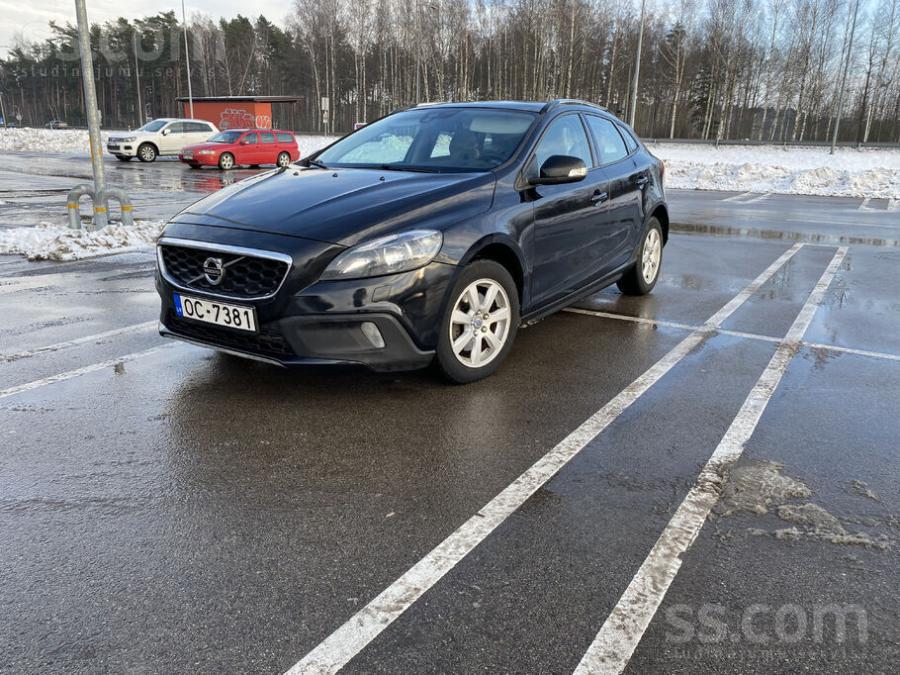 Black Volvo V40 2013 in Riga, with an engine capacity of 1.60 L and mileage of 263 thousand km for 6250 €, photo 3 on AUTOMOTO.COM.LV