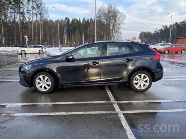 Black Volvo V40 2013 in Riga, with an engine capacity of 1.60 L and mileage of 263 thousand km for 6250 €, photo 4 on AUTOMOTO.COM.LV