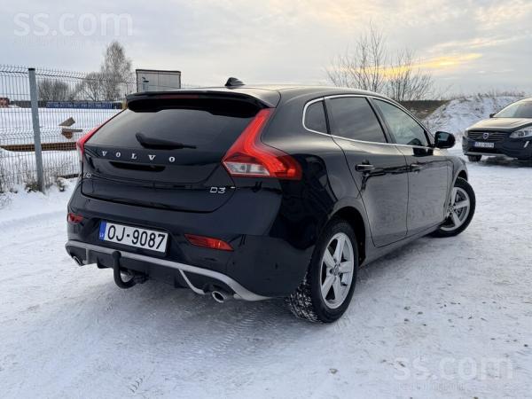 Melns Volvo V40 2013 Rīga, ar dzinēja tilpumu 2.00 L un nobraukumu 234 tūkst. km par 8995 €, foto 4 vietnē AUTOMOTO.COM.LV