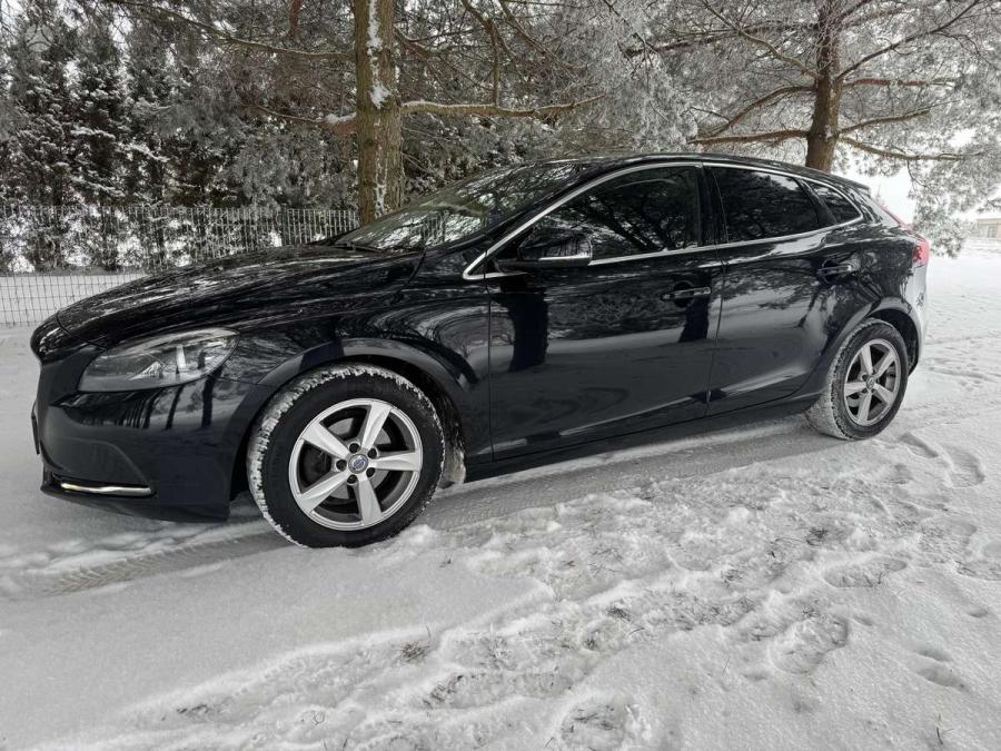 Black Volvo V40 2013 in Alytus, with an engine capacity of 1.56 L and mileage of 237 thousand km for 5300 €, photo 1 on AUTOMOTO.COM.LV