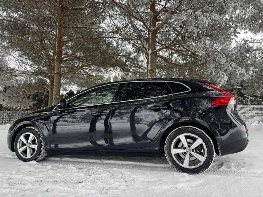 Black Volvo V40 2013 in Alytus, with an engine capacity of 1.56 L and mileage of 237 thousand km for 5300 €, photo 4 on AUTOMOTO.COM.LV