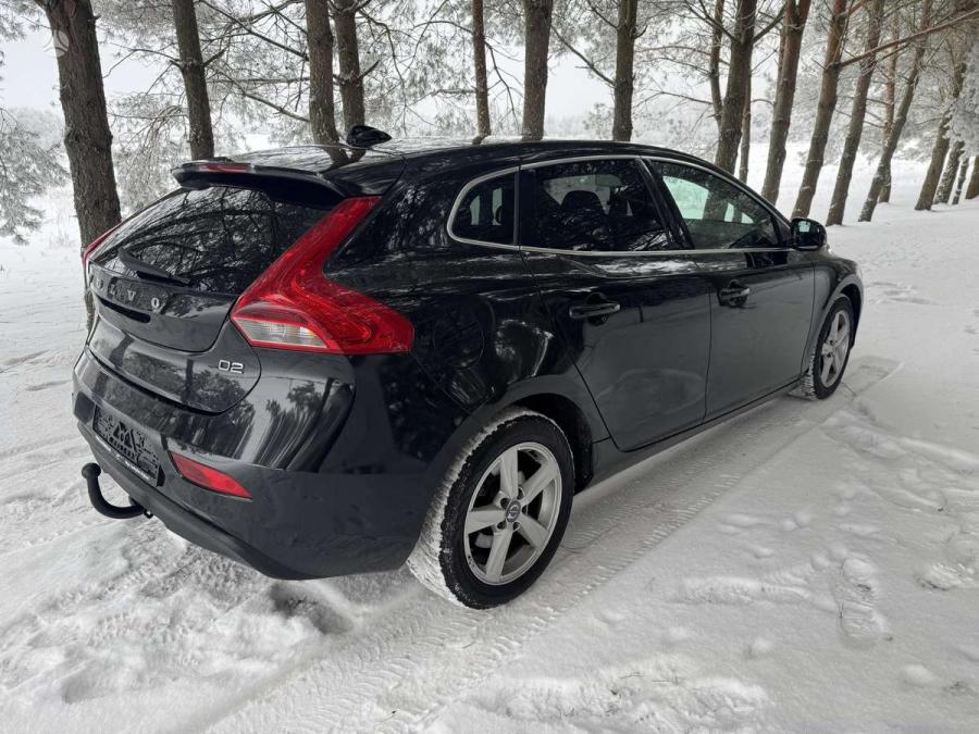 Black Volvo V40 2013 in Alytus, with an engine capacity of 1.56 L and mileage of 237 thousand km for 5300 €, photo 8 on AUTOMOTO.COM.LV