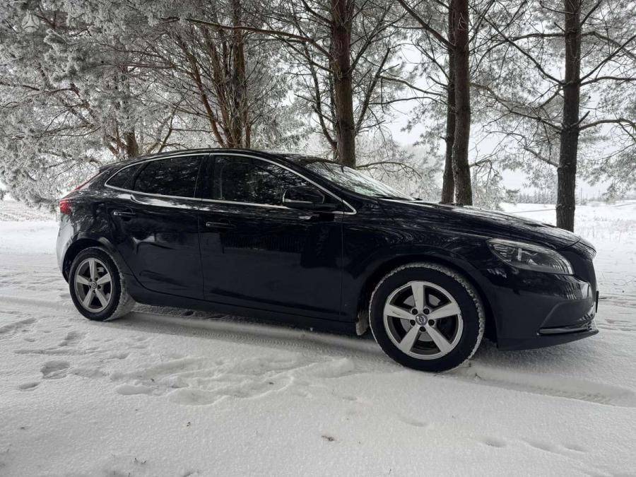Black Volvo V40 2013 in Alytus, with an engine capacity of 1.56 L and mileage of 237 thousand km for 5300 €, photo 10 on AUTOMOTO.COM.LV