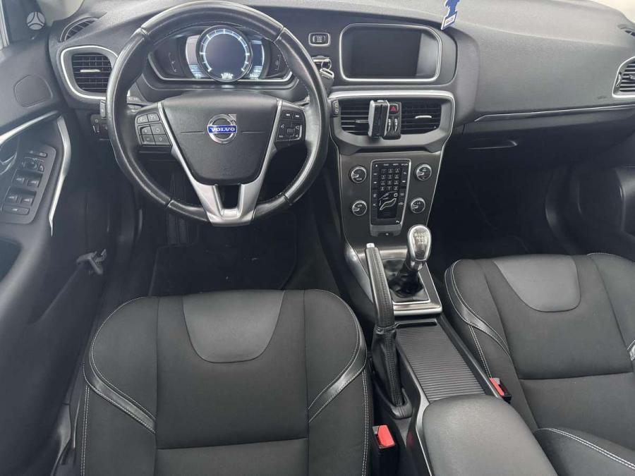 Black Volvo V40 2013 in Alytus, with an engine capacity of 1.56 L and mileage of 237 thousand km for 5300 €, photo 13 on AUTOMOTO.COM.LV