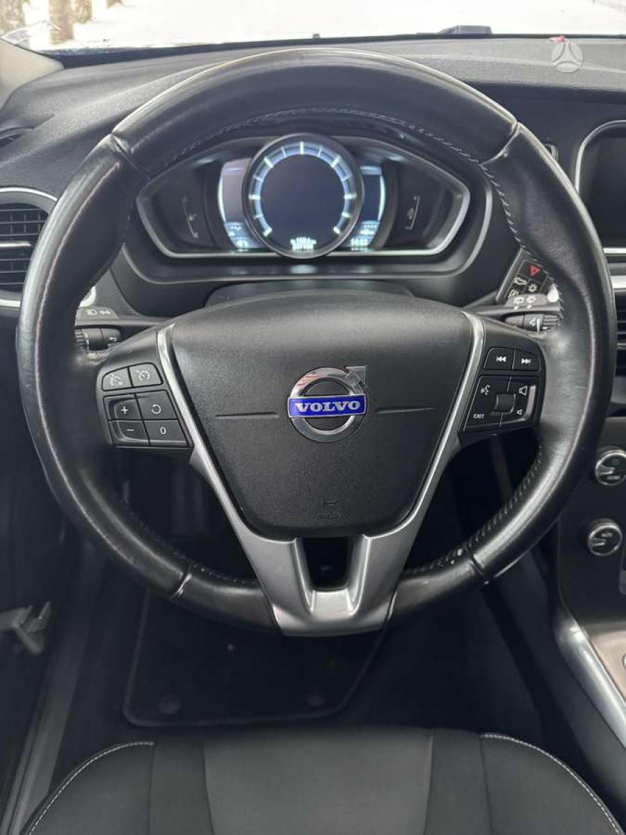 Black Volvo V40 2013 in Alytus, with an engine capacity of 1.56 L and mileage of 237 thousand km for 5300 €, photo 20 on AUTOMOTO.COM.LV