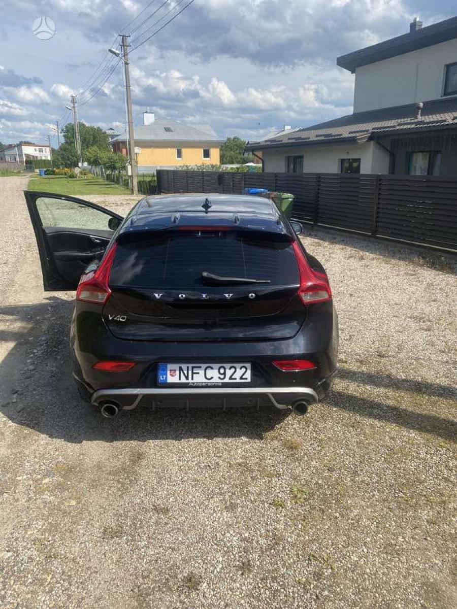 Black Volvo V40 2013 in Vilnius, with an engine capacity of 1.56 L and mileage of 325 thousand km for 4490 €, photo 1 on AUTOMOTO.COM.LV