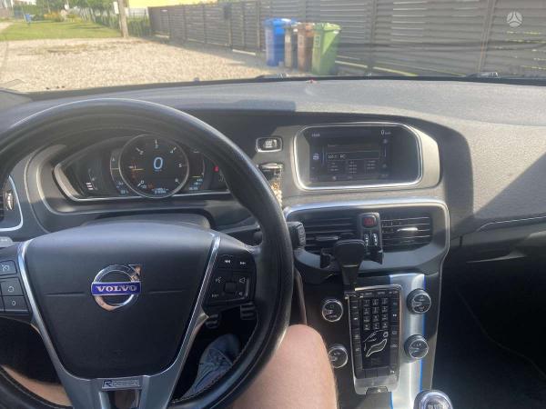 Black Volvo V40 2013 in Vilnius, with an engine capacity of 1.56 L and mileage of 325 thousand km for 4490 €, photo 3 on AUTOMOTO.COM.LV