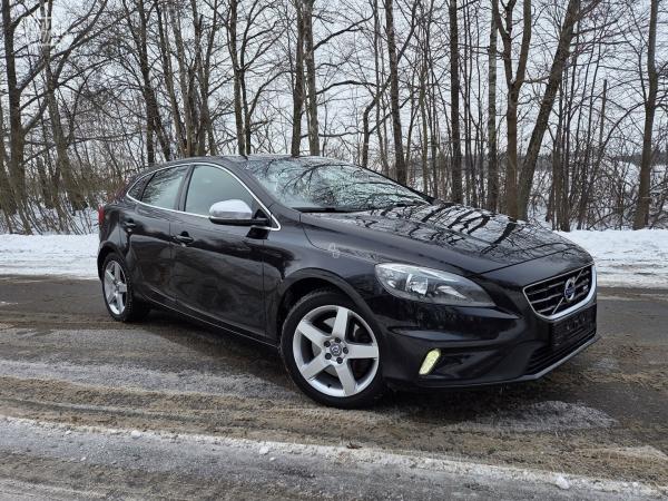 Melns Volvo V40 2013 Kauņa, ar dzinēja tilpumu 2.00 L un nobraukumu 234 tūkst. km par 6989 €, foto 1 vietnē AUTOMOTO.COM.LV