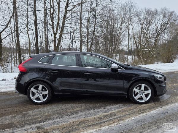 Melns Volvo V40 2013 Kauņa, ar dzinēja tilpumu 2.00 L un nobraukumu 234 tūkst. km par 6989 €, foto 2 vietnē AUTOMOTO.COM.LV