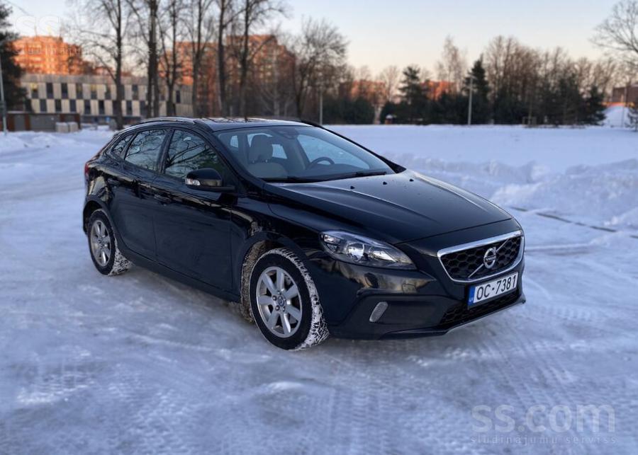 Black Volvo V40 2013 in Riga, with an engine capacity of 1.60 L and mileage of 265 thousand km for 5950 €, photo 1 on AUTOMOTO.COM.LV