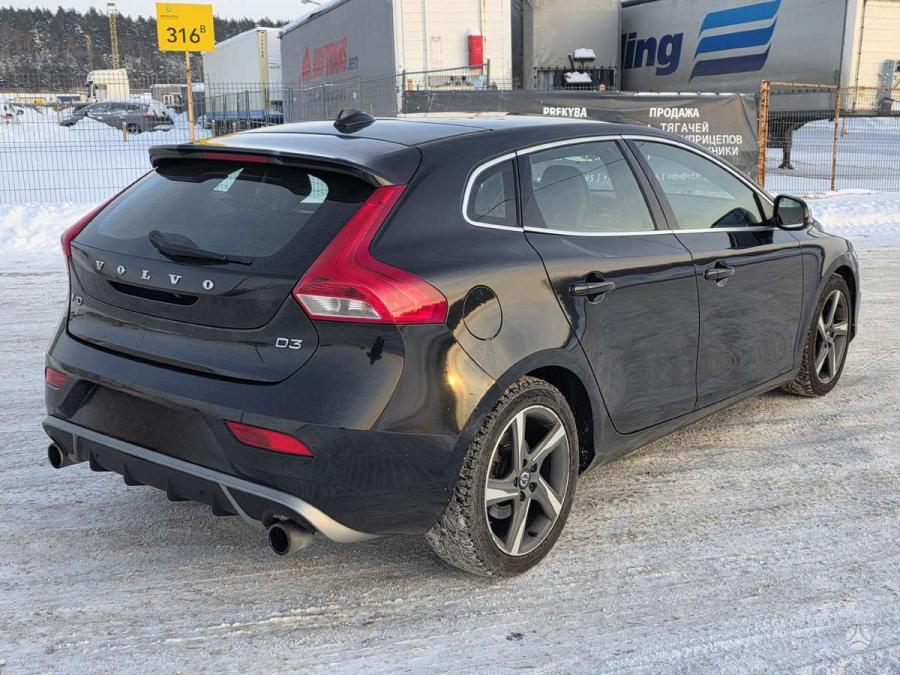 Black Volvo V40 2013 in Vilnius, with an engine capacity of 1.98 L and mileage of 267 thousand km for 5500 €, photo 1 on AUTOMOTO.COM.LV