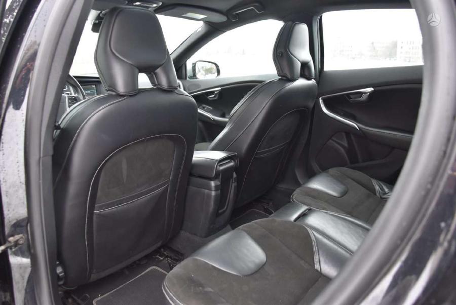 Black Volvo V40 2013 in Vilnius, with an engine capacity of 1.98 L and mileage of 264 thousand km for 6450 €, photo 17 on AUTOMOTO.COM.LV