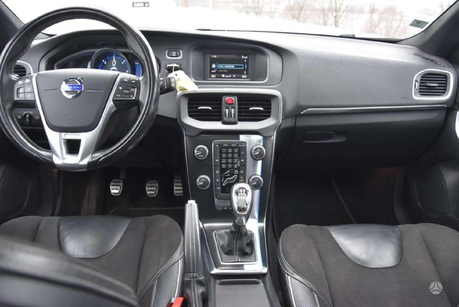 Black Volvo V40 2013 in Vilnius, with an engine capacity of 1.98 L and mileage of 264 thousand km for 6450 €, photo 18 on AUTOMOTO.COM.LV