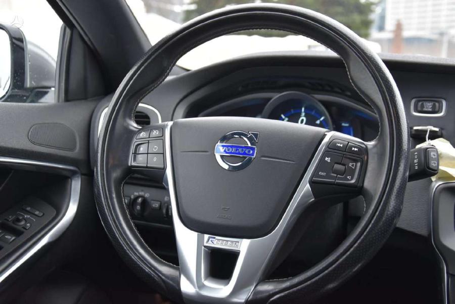 Black Volvo V40 2013 in Vilnius, with an engine capacity of 1.98 L and mileage of 264 thousand km for 6450 €, photo 19 on AUTOMOTO.COM.LV