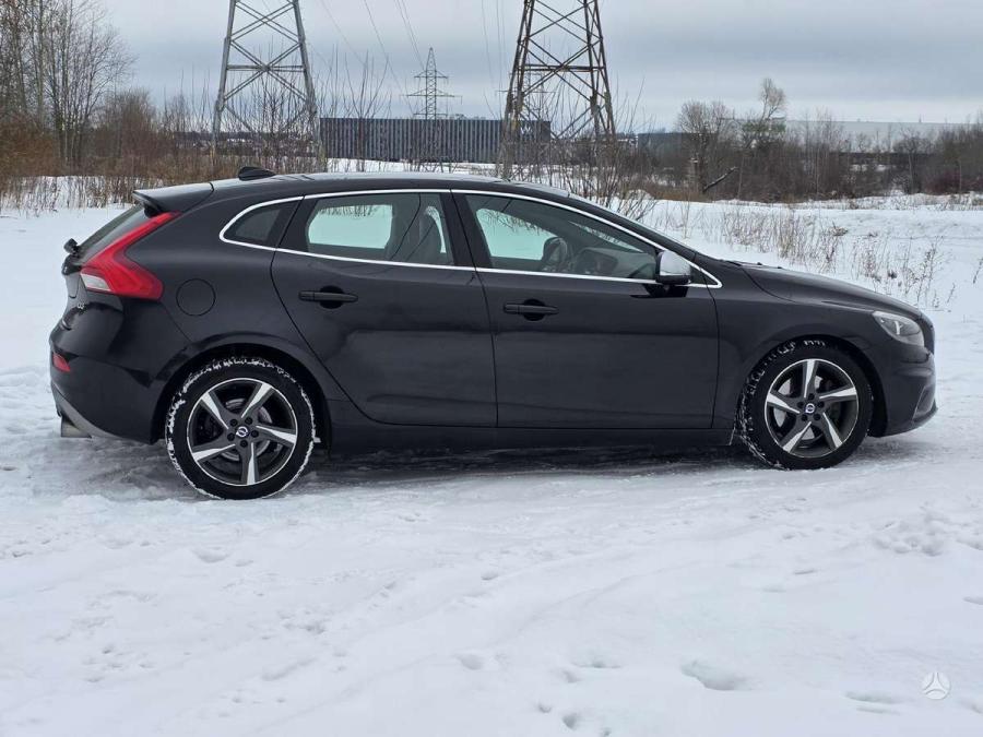 Melns Volvo V40 2013 Viļņa, ar dzinēja tilpumu 1.60 L un nobraukumu 264 tūkst. km par 5900 €, foto 8 vietnē AUTOMOTO.COM.LV