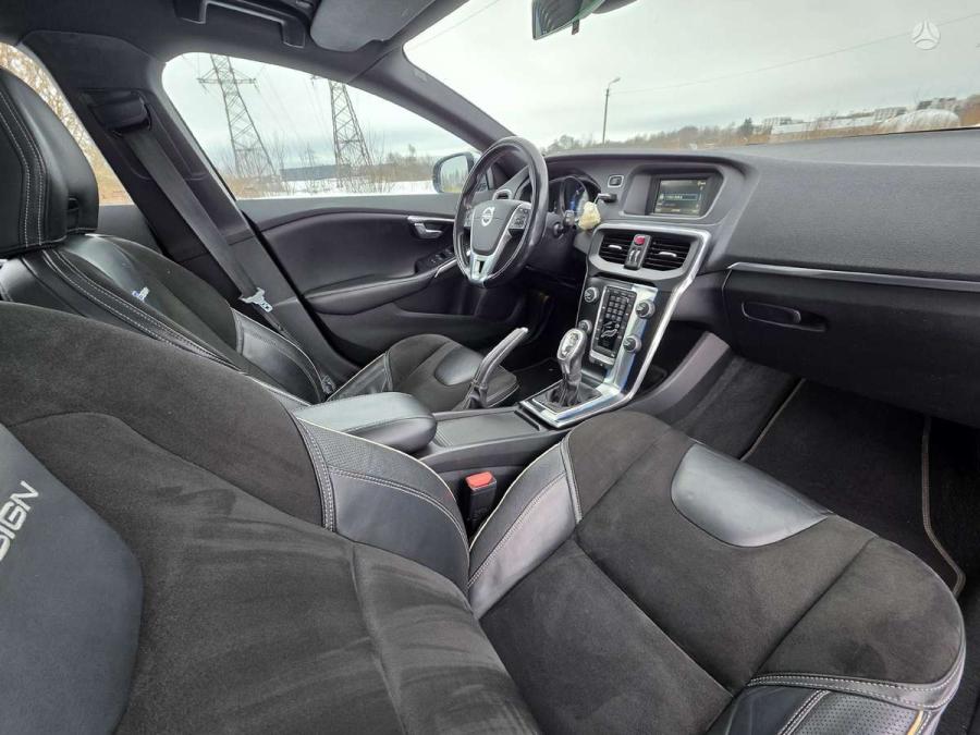 Melns Volvo V40 2013 Viļņa, ar dzinēja tilpumu 1.60 L un nobraukumu 264 tūkst. km par 5900 €, foto 13 vietnē AUTOMOTO.COM.LV
