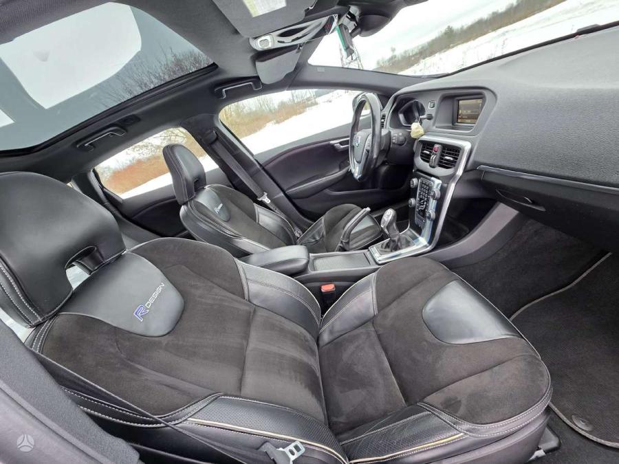 Melns Volvo V40 2013 Viļņa, ar dzinēja tilpumu 1.60 L un nobraukumu 264 tūkst. km par 5900 €, foto 14 vietnē AUTOMOTO.COM.LV