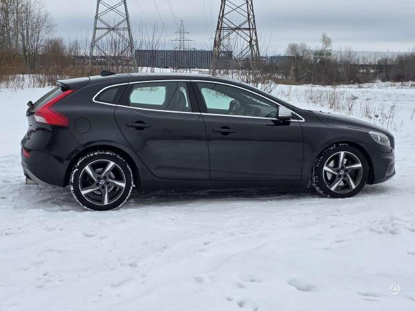 Black Volvo V40 2013 in Vilnius, with an engine capacity of 2.00 L and mileage of 264 thousand km for 5900 €, photo 8 on AUTOMOTO.COM.LV