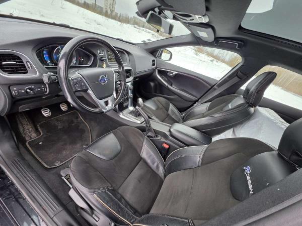 Black Volvo V40 2013 in Vilnius, with an engine capacity of 2.00 L and mileage of 264 thousand km for 5900 €, photo 9 on AUTOMOTO.COM.LV