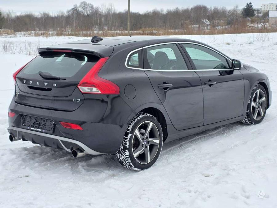 Black Volvo V40 2013 in Vilnius, with an engine capacity of 2.00 L and mileage of 264 thousand km for 5900 €, photo 3 on AUTOMOTO.COM.LV