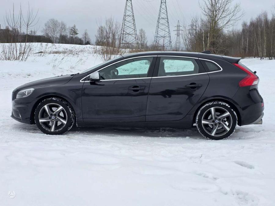 Black Volvo V40 2013 in Vilnius, with an engine capacity of 2.00 L and mileage of 264 thousand km for 5900 €, photo 6 on AUTOMOTO.COM.LV