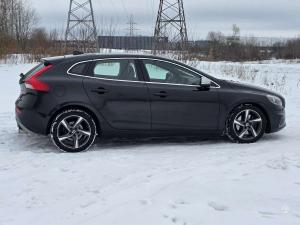 Black Volvo V40 2013 in Vilnius, with an engine capacity of 2.00 L and mileage of 264 thousand km for 5900 €, photo 8 on AUTOMOTO.COM.LV