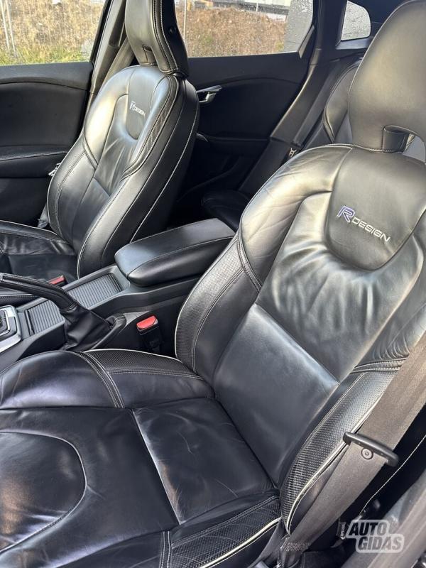 Black Volvo V40 2013 in Klaipeda, with an engine capacity of 1.60 L and mileage of 410 thousand km for 6300 €, photo 4 on AUTOMOTO.COM.LV