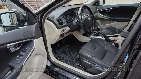 Melns Volvo V40 2013 Tallina, ar dzinēja tilpumu 2.00 L un nobraukumu 193 tūkst. km par 7300 €, foto 4 vietnē AUTOMOTO.COM.LV
