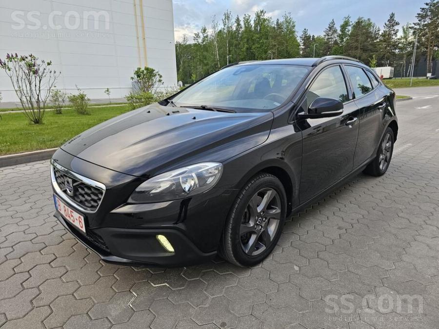 Black Volvo V40 2013 in Riga, with an engine capacity of 2.00 L and mileage of 419 thousand km for 5900 €, photo 1 on AUTOMOTO.COM.LV