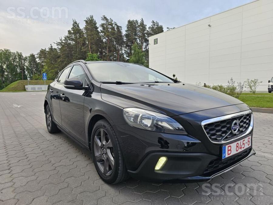 Black Volvo V40 2013 in Riga, with an engine capacity of 2.00 L and mileage of 419 thousand km for 5900 €, photo 5 on AUTOMOTO.COM.LV