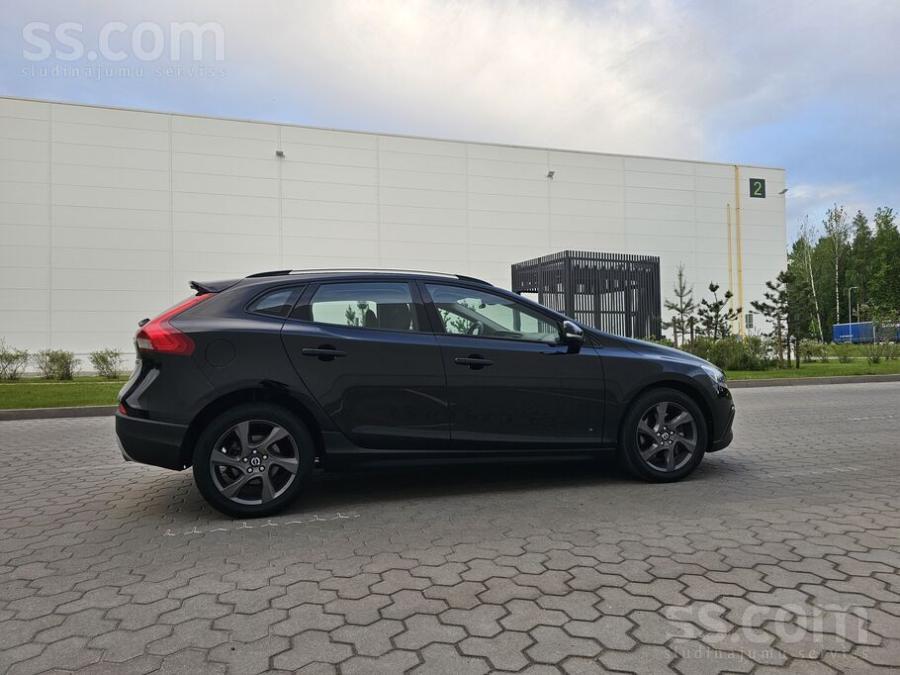 Black Volvo V40 2013 in Riga, with an engine capacity of 2.00 L and mileage of 419 thousand km for 5900 €, photo 7 on AUTOMOTO.COM.LV