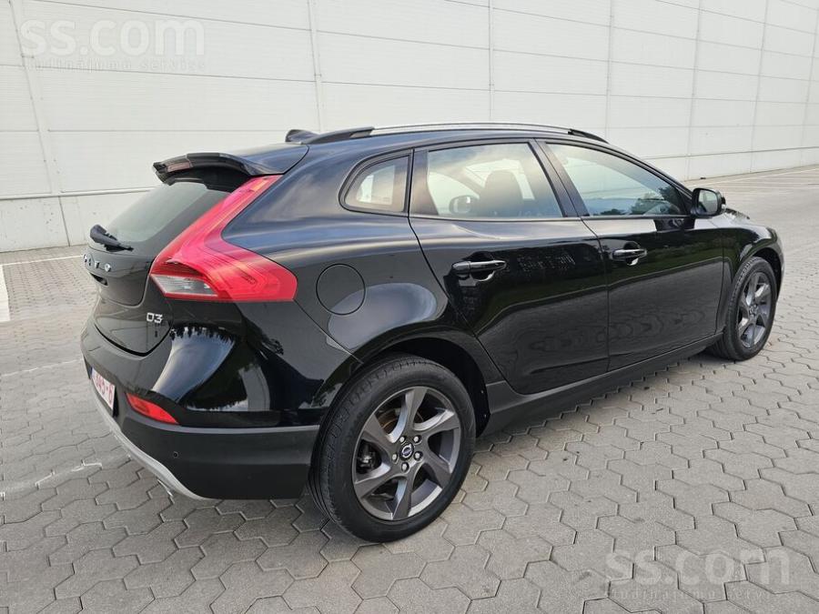 Black Volvo V40 2013 in Riga, with an engine capacity of 2.00 L and mileage of 419 thousand km for 5900 €, photo 8 on AUTOMOTO.COM.LV