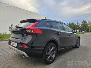 Black Volvo V40 2013 in Riga, with an engine capacity of 2.00 L and mileage of 419 thousand km for 5900 €, photo 9 on AUTOMOTO.COM.LV