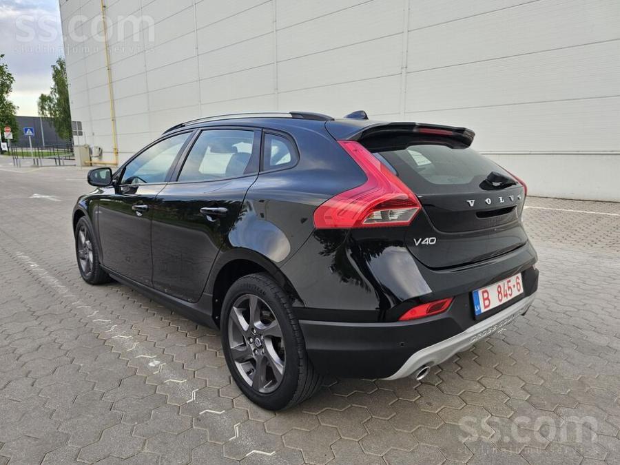 Black Volvo V40 2013 in Riga, with an engine capacity of 2.00 L and mileage of 419 thousand km for 5900 €, photo 12 on AUTOMOTO.COM.LV