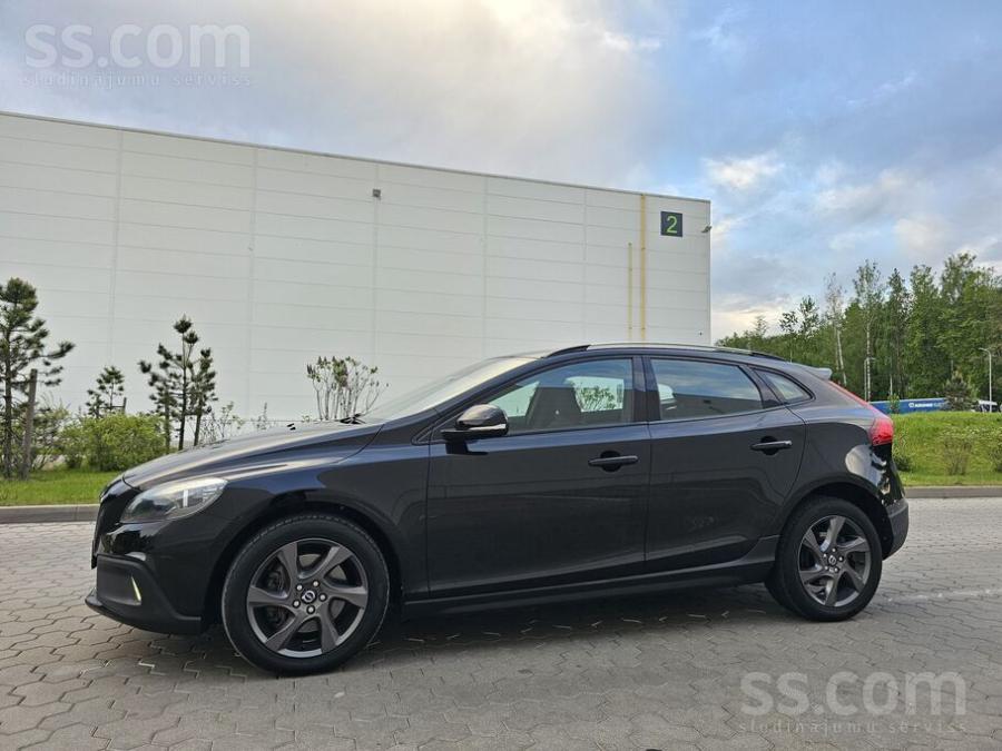 Black Volvo V40 2013 in Riga, with an engine capacity of 2.00 L and mileage of 419 thousand km for 5900 €, photo 14 on AUTOMOTO.COM.LV
