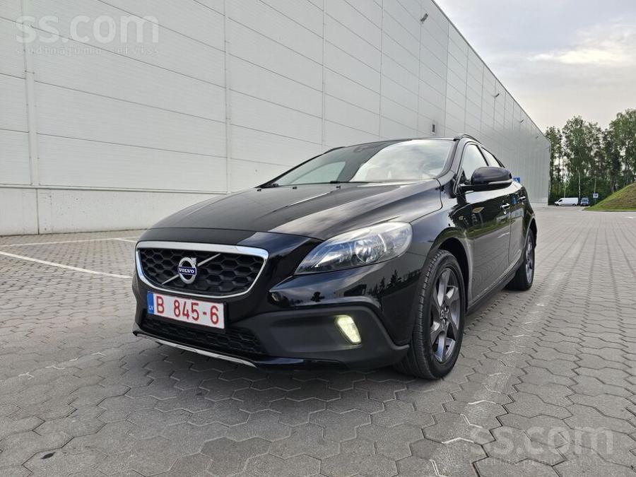 Black Volvo V40 2013 in Riga, with an engine capacity of 2.00 L and mileage of 419 thousand km for 5900 €, photo 15 on AUTOMOTO.COM.LV