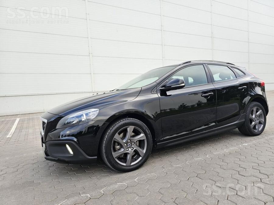 Black Volvo V40 2013 in Riga, with an engine capacity of 2.00 L and mileage of 419 thousand km for 5900 €, photo 16 on AUTOMOTO.COM.LV