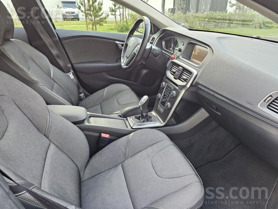 Black Volvo V40 2013 in Riga, with an engine capacity of 2.00 L and mileage of 419 thousand km for 5900 €, photo 17 on AUTOMOTO.COM.LV