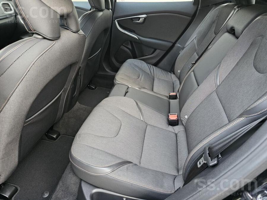 Black Volvo V40 2013 in Riga, with an engine capacity of 2.00 L and mileage of 419 thousand km for 5900 €, photo 20 on AUTOMOTO.COM.LV