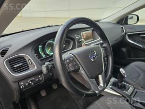 Black Volvo V40 2013 in Riga, with an engine capacity of 2.00 L and mileage of 419 thousand km for 5900 €, photo 23 on AUTOMOTO.COM.LV