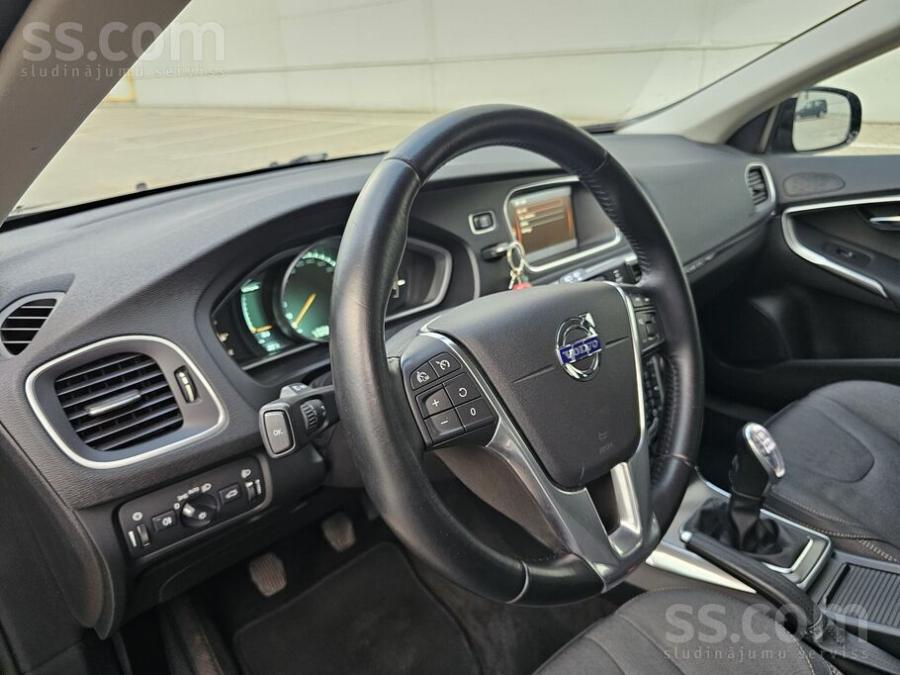 Black Volvo V40 2013 in Riga, with an engine capacity of 2.00 L and mileage of 419 thousand km for 5900 €, photo 23 on AUTOMOTO.COM.LV