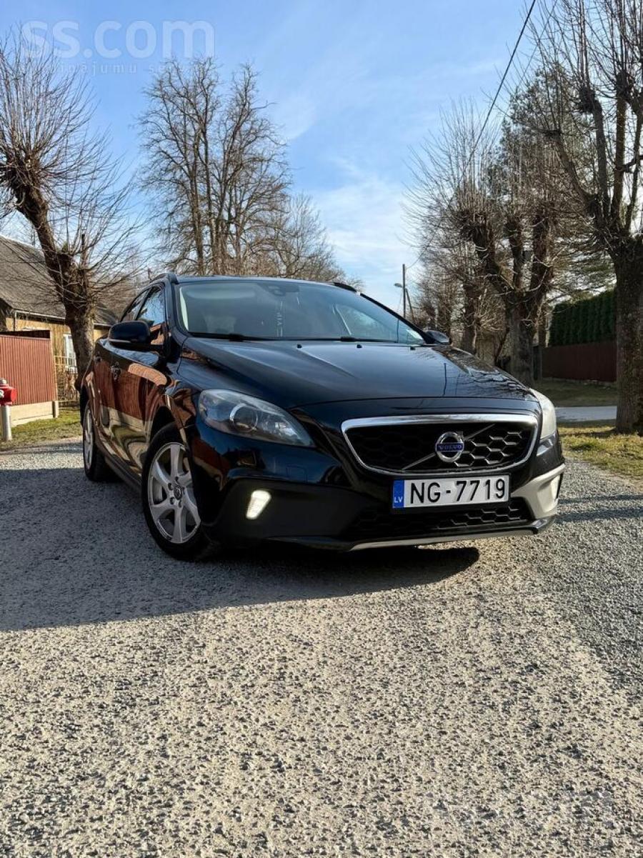 Melns Volvo V40 2013 Jelgava, ar dzinēja tilpumu 1.60 L un nobraukumu 232 tūkst. km par 6200 €, foto 1 vietnē AUTOMOTO.COM.LV