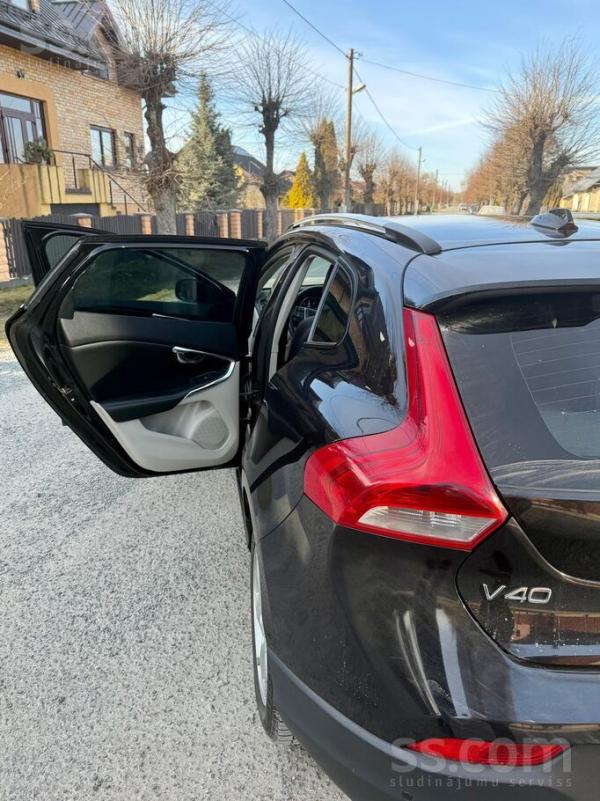 Black Volvo V40 2013 in Jelgava, with an engine capacity of 1.60 L and mileage of 232 thousand km for 6200 €, photo 6 on AUTOMOTO.COM.LV