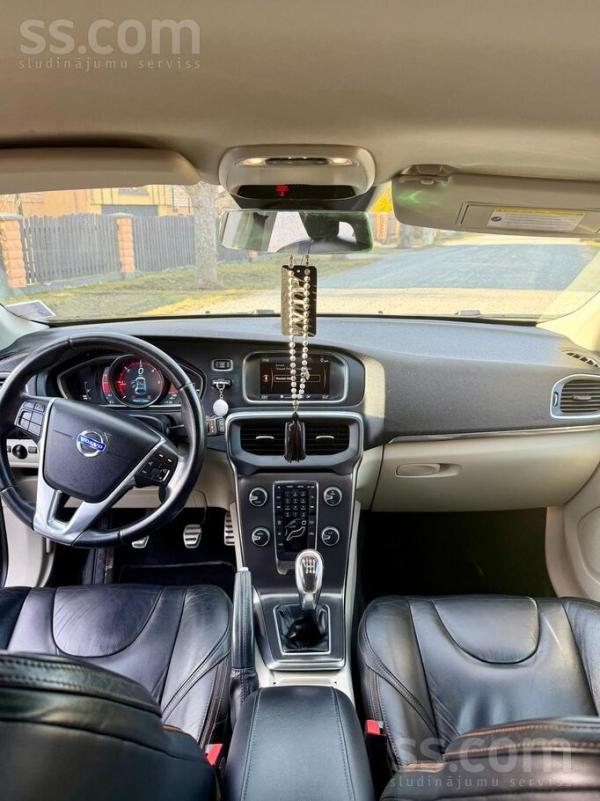 Black Volvo V40 2013 in Jelgava, with an engine capacity of 1.60 L and mileage of 232 thousand km for 6200 €, photo 7 on AUTOMOTO.COM.LV