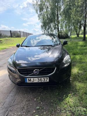 Melns Volvo V40 2013 Rīga, ar dzinēja tilpumu 1.60 L un nobraukumu 236 tūkst. km par 4950 €, foto  vietnē AUTOMOTO.COM.LV