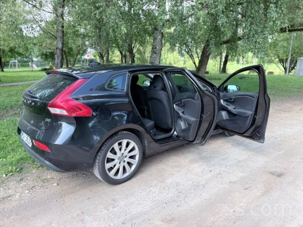 Black Volvo V40 2013 in Riga, with an engine capacity of 1.60 L and mileage of 236 thousand km for 4950 €, photo 7 on AUTOMOTO.COM.LV