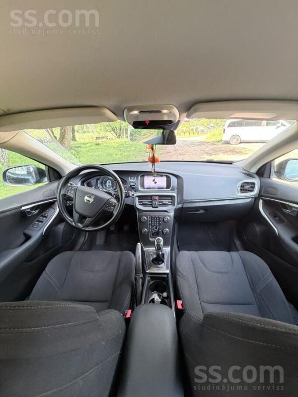 Black Volvo V40 2013 in Riga, with an engine capacity of 1.60 L and mileage of 236 thousand km for 4950 €, photo 8 on AUTOMOTO.COM.LV