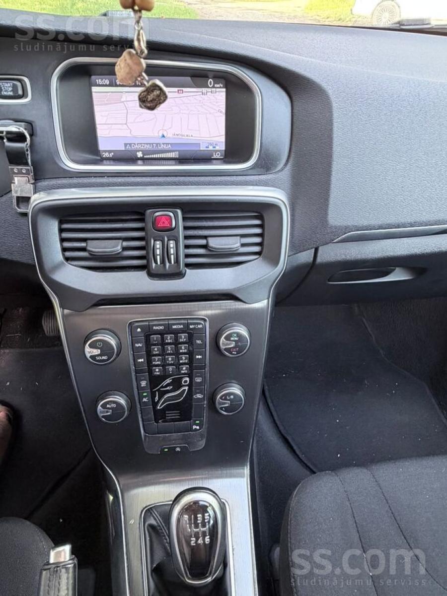 Melns Volvo V40 2013 Rīga, ar dzinēja tilpumu 1.60 L un nobraukumu 236 tūkst. km par 4950 €, foto 10 vietnē AUTOMOTO.COM.LV